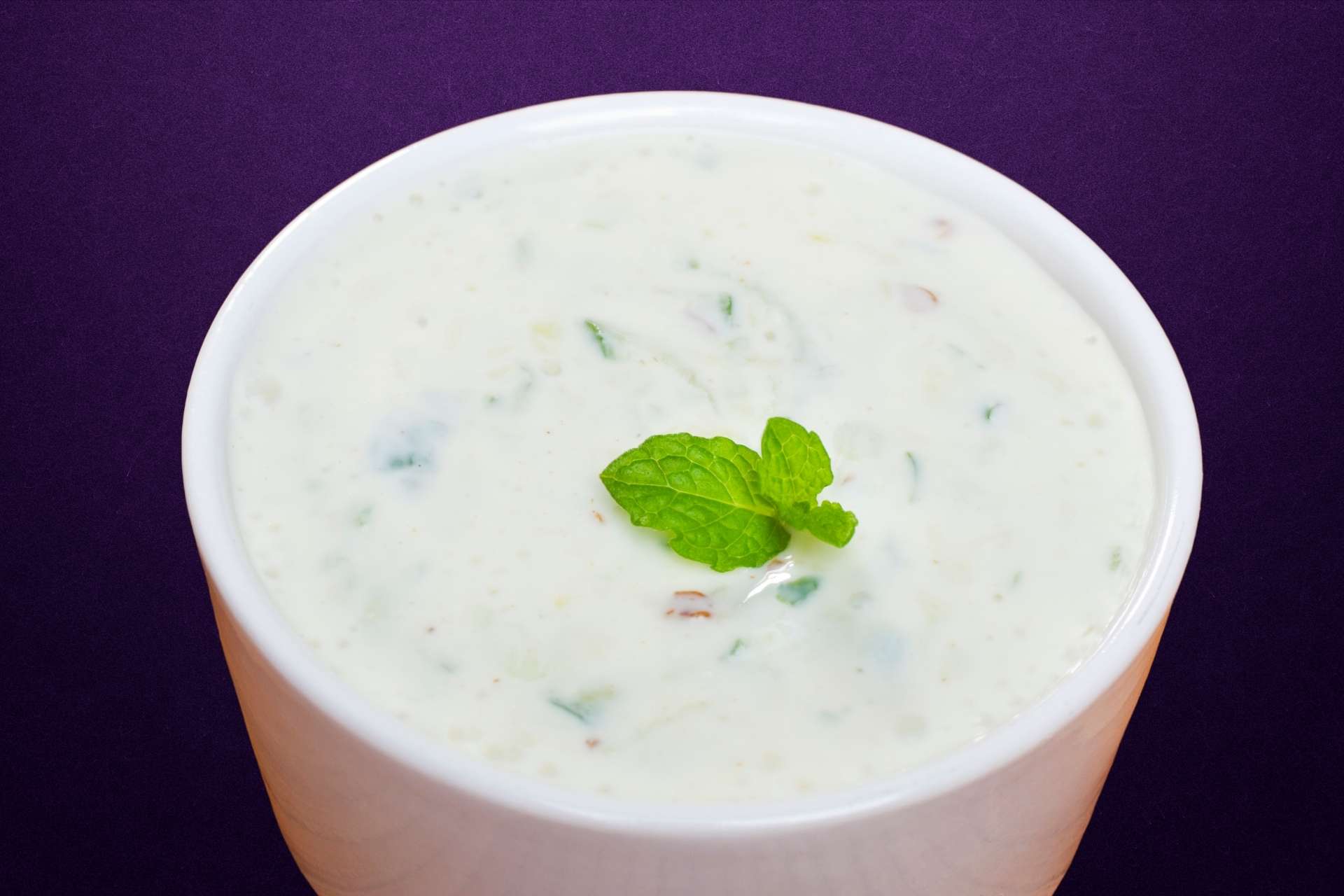 Indisk lammegryte av lammeskank, naan, kokosris og indisk salat