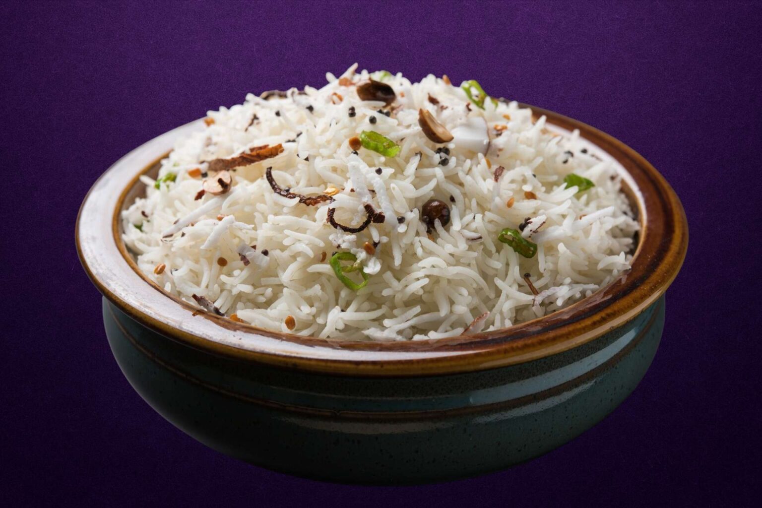 Indisk lammegryte av lammeskank, naan, kokosris og indisk salat