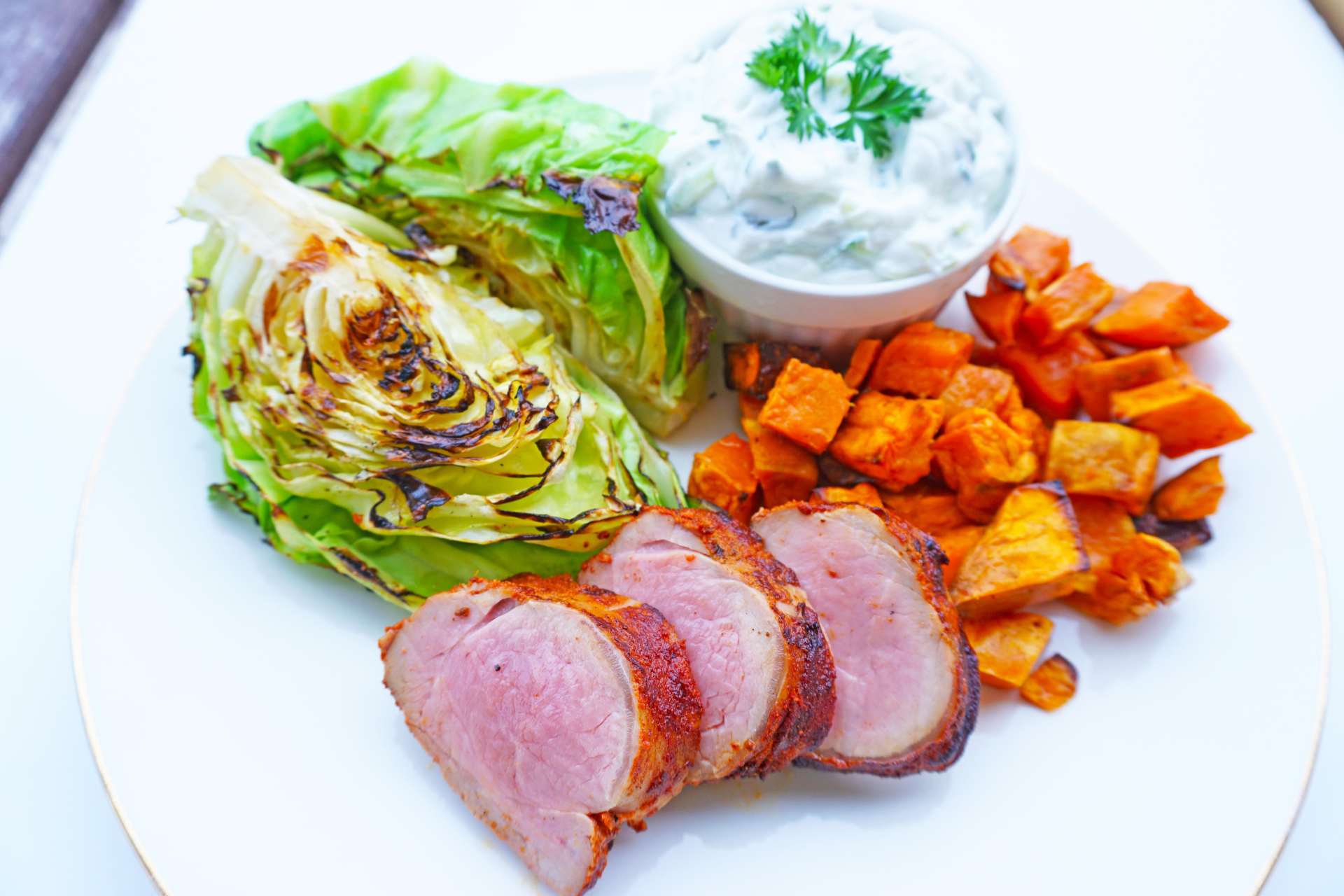 Svin indrefilet med cajun dry rub, tzatziki, søtpotet og grillet nykål ...