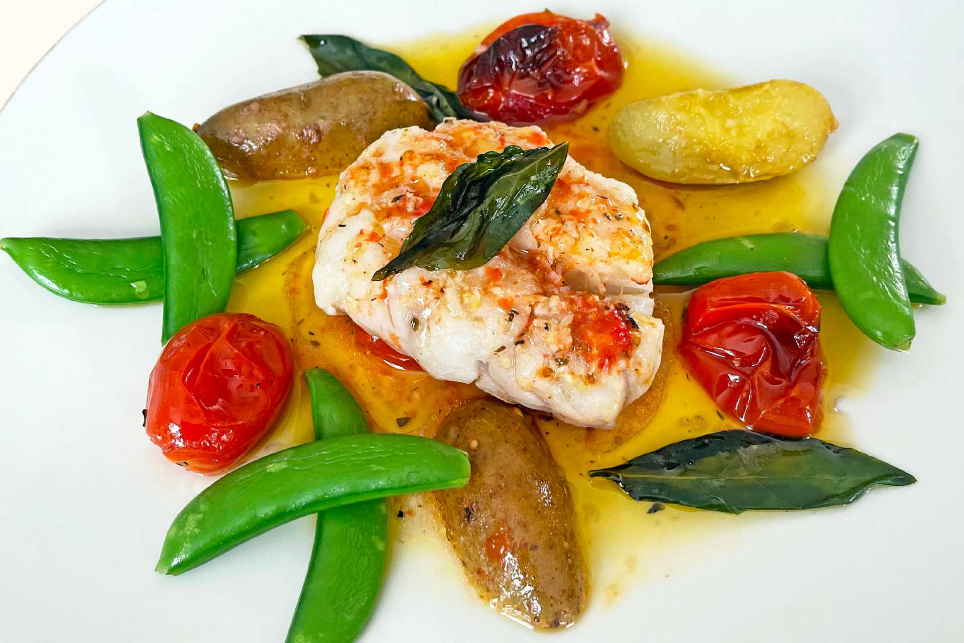 Hvit fisk med ovnsbakt tomatsaus og sukkererter | SmudFood