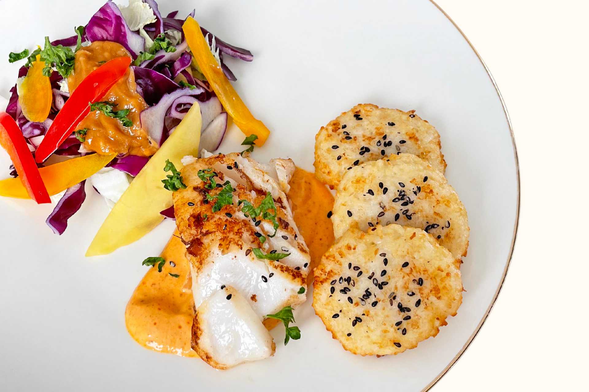 Hvit fisk med red currymajones, crispy riskaker og thaisalat | SmudFood